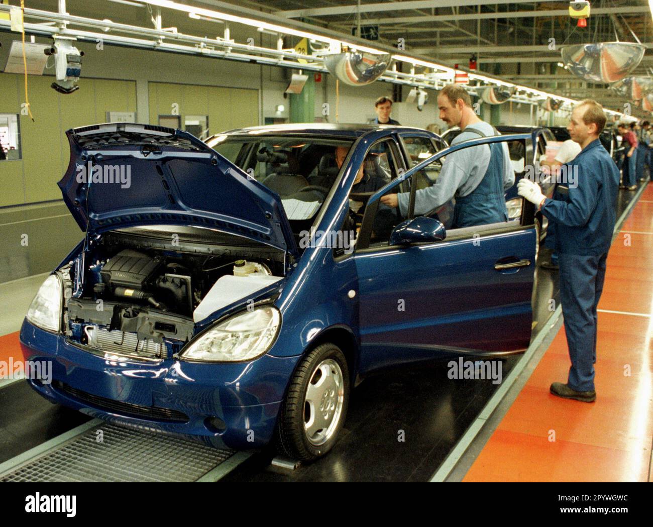 Daimler benz 1990s hi-res stock photography and images - Alamy