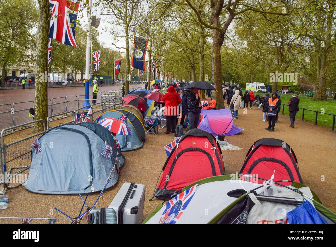 London, England, UK. 5th May, 2023. A sudden rain shower drenches the ...