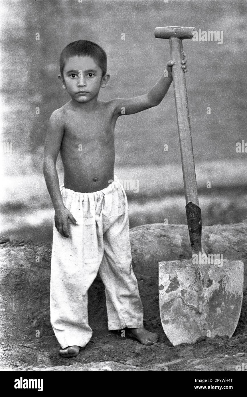 Pakistan in 1990 hi-res stock photography and images - Alamy
