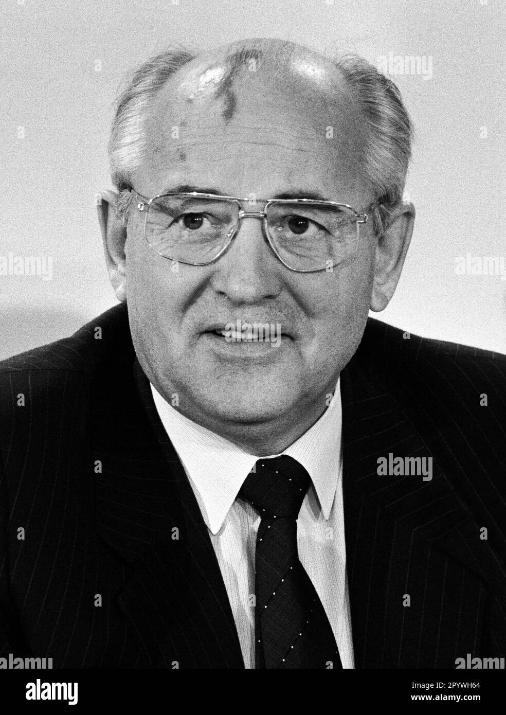 Germany, Bonn , 09.11.1990. Archive-No.: 22-14-08 President of the ...