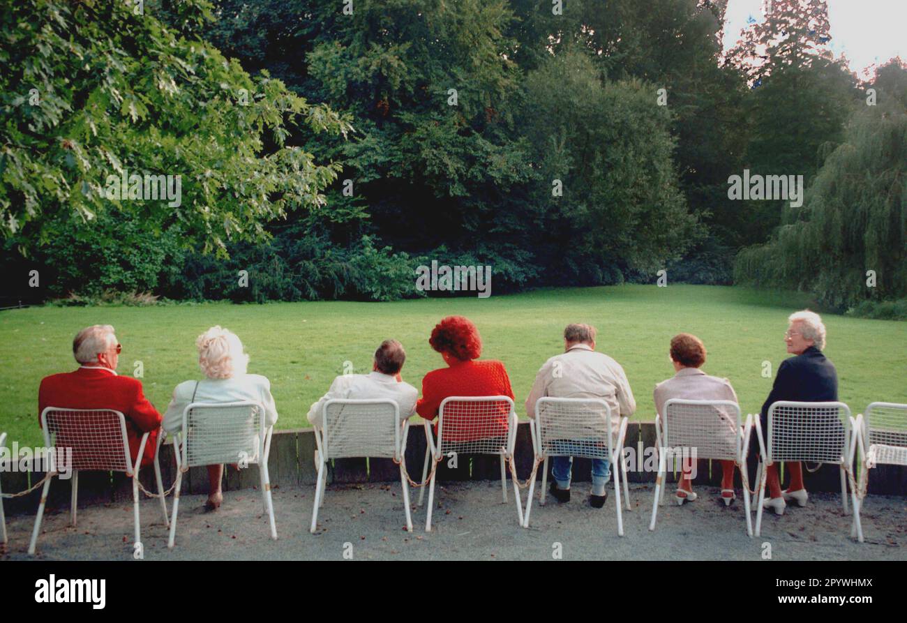 Berlin districts / seniors / old people / 1998 pensioners in the park ...