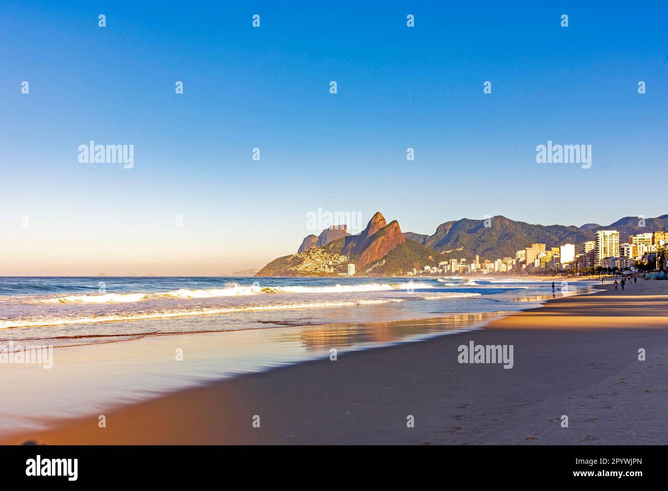 Sunrise on Ipanema beach in Rio de Janeiro with the sea and mountains ...