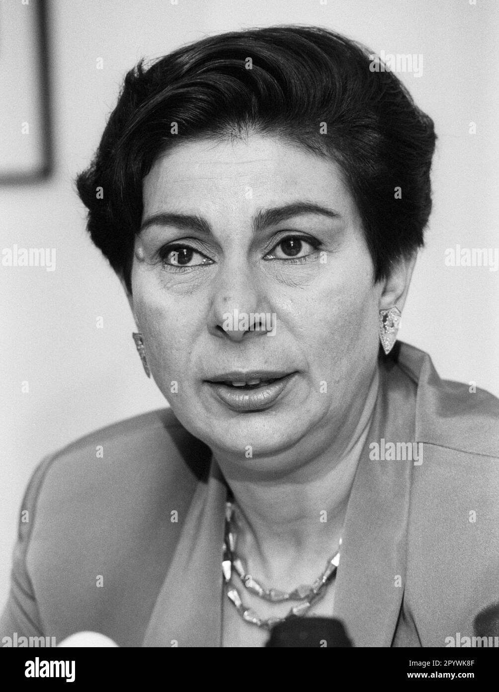Hanan ASCHRAWI / ASHRAWI , PLO , June 1992 [automated translation ...