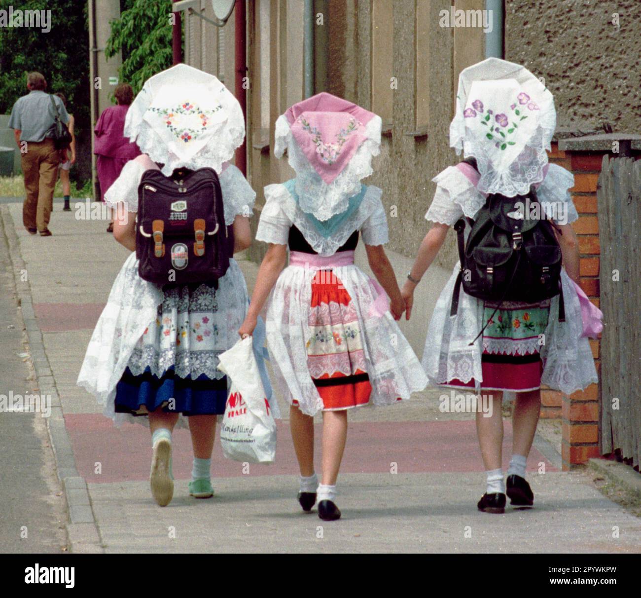 Brandenburg / Saxony / Minorities / 1997 Sorbian girls in Raddusch ...