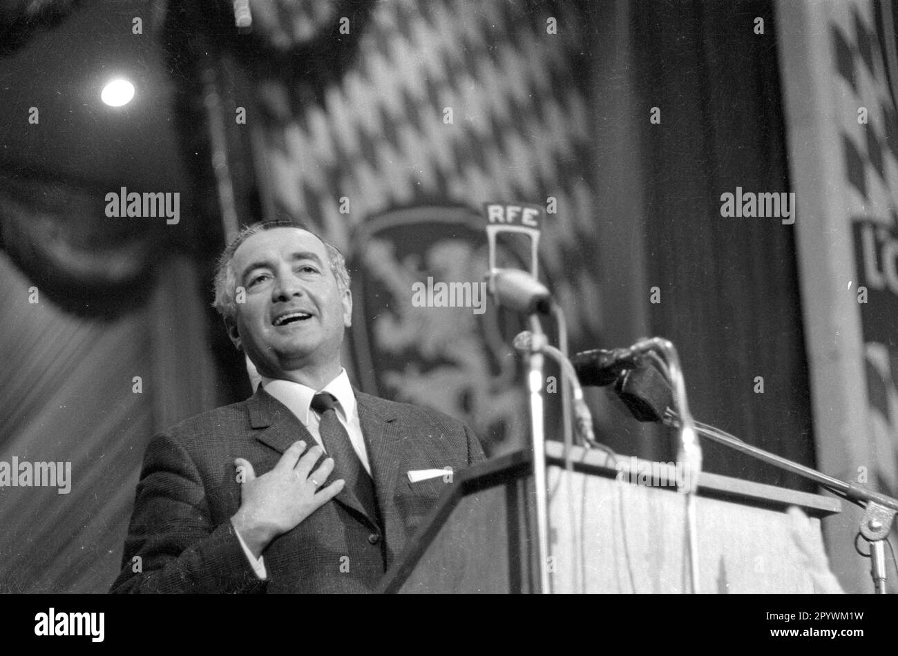 Erich Mende at an appearance during the Bavarian state election ...