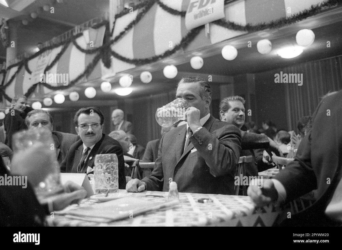 Erich Mende at an appearance during the Bavarian state election ...