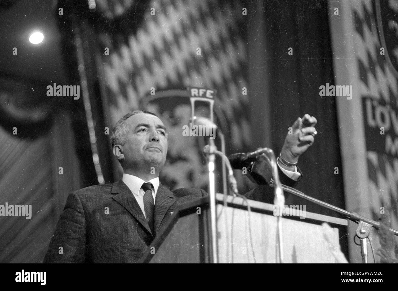 Erich Mende at an appearance during the Bavarian state election ...