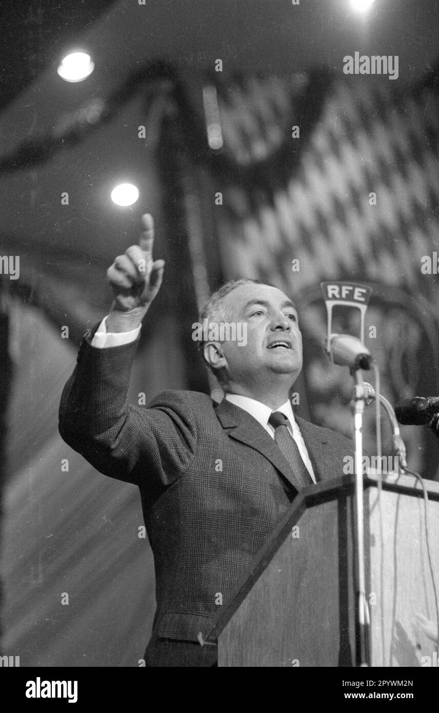 Erich Mende at an appearance during the Bavarian state election ...