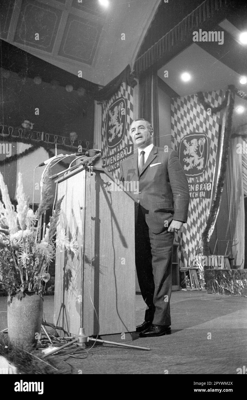 Erich Mende at an appearance during the Bavarian state election ...