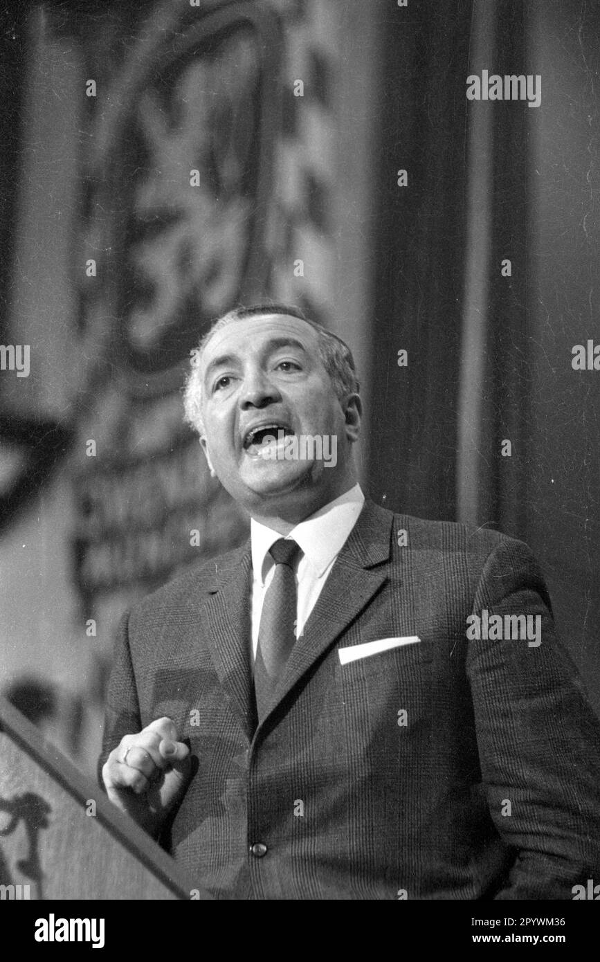 Erich Mende at an appearance during the Bavarian state election ...