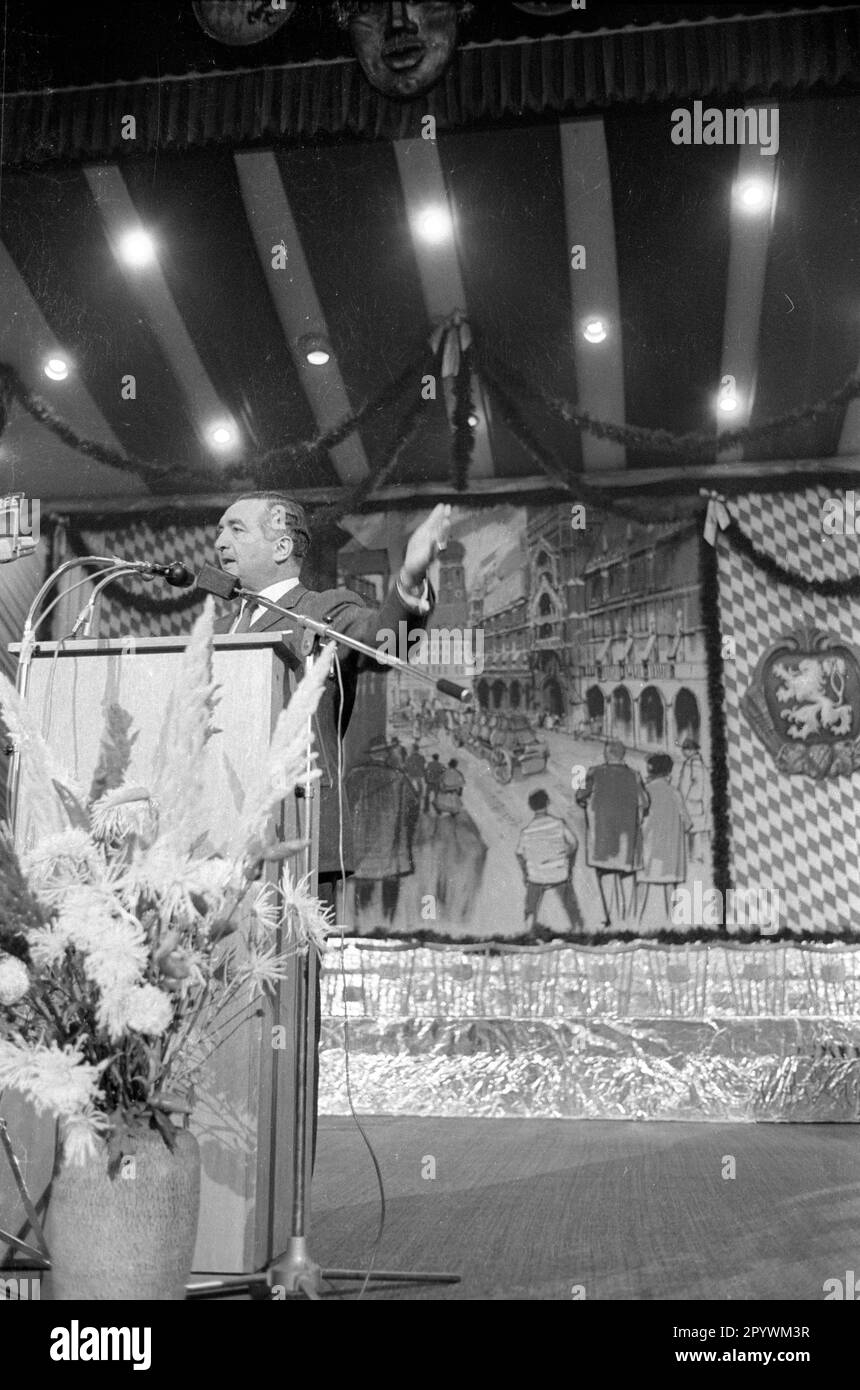 Erich Mende at an appearance during the Bavarian state election ...