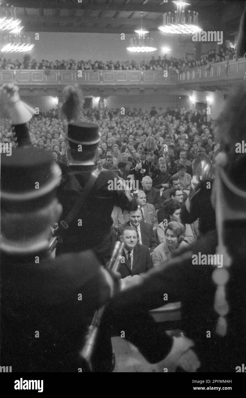 Riser band hi-res stock photography and images - Alamy