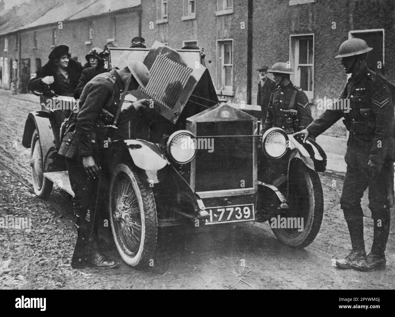British soldiers ireland 1920 hi-res stock photography and images - Alamy