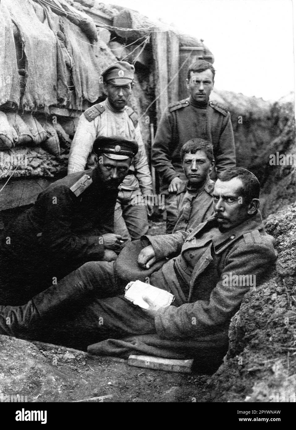 Officers of the Tsarist army in the trenches during the First World War ...