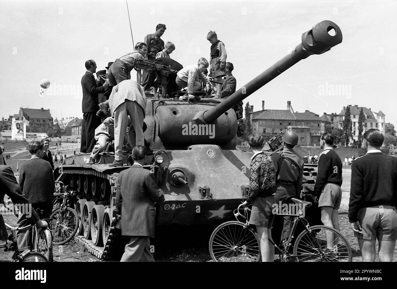 1950 Munich Theresienwiese, viewing of an American M26 Pershing tank at ...