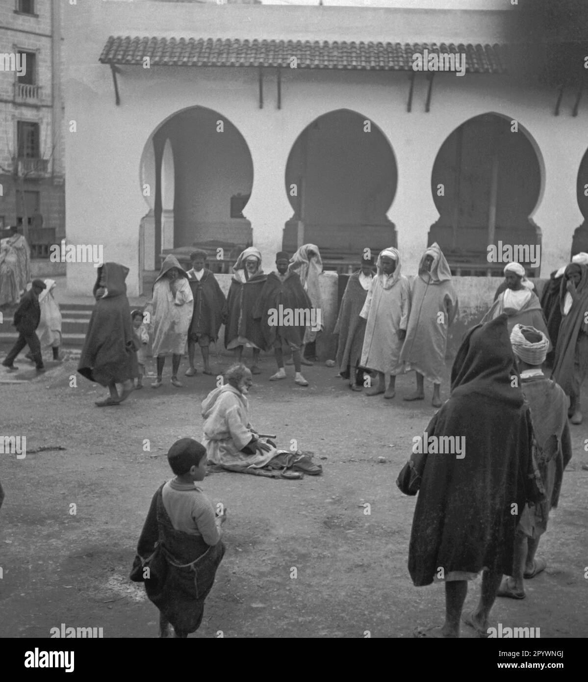 People gather around a street artist in Tetouan Stock Photo - Alamy