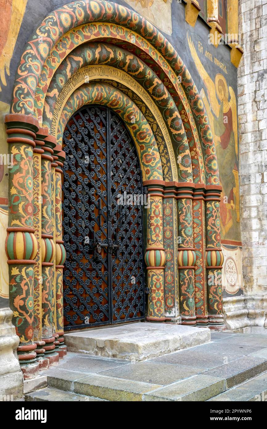 Kremlin entrance gate hi-res stock photography and images - Alamy
