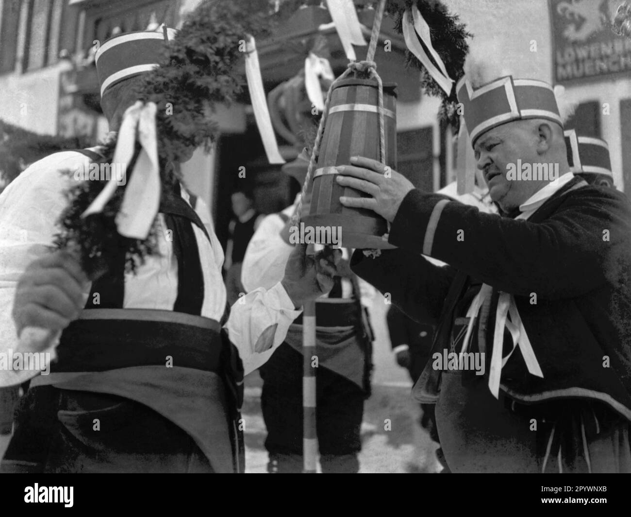 Barrel makers hi-res stock photography and images - Alamy