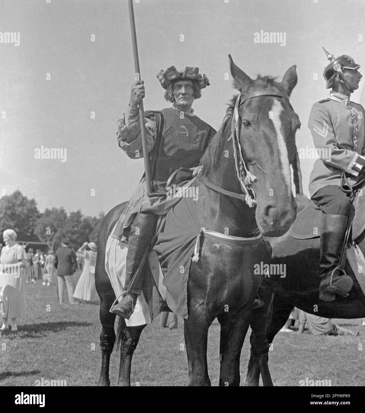 At the homecoming of Mecklenburg residents in Laage, participants wear ...