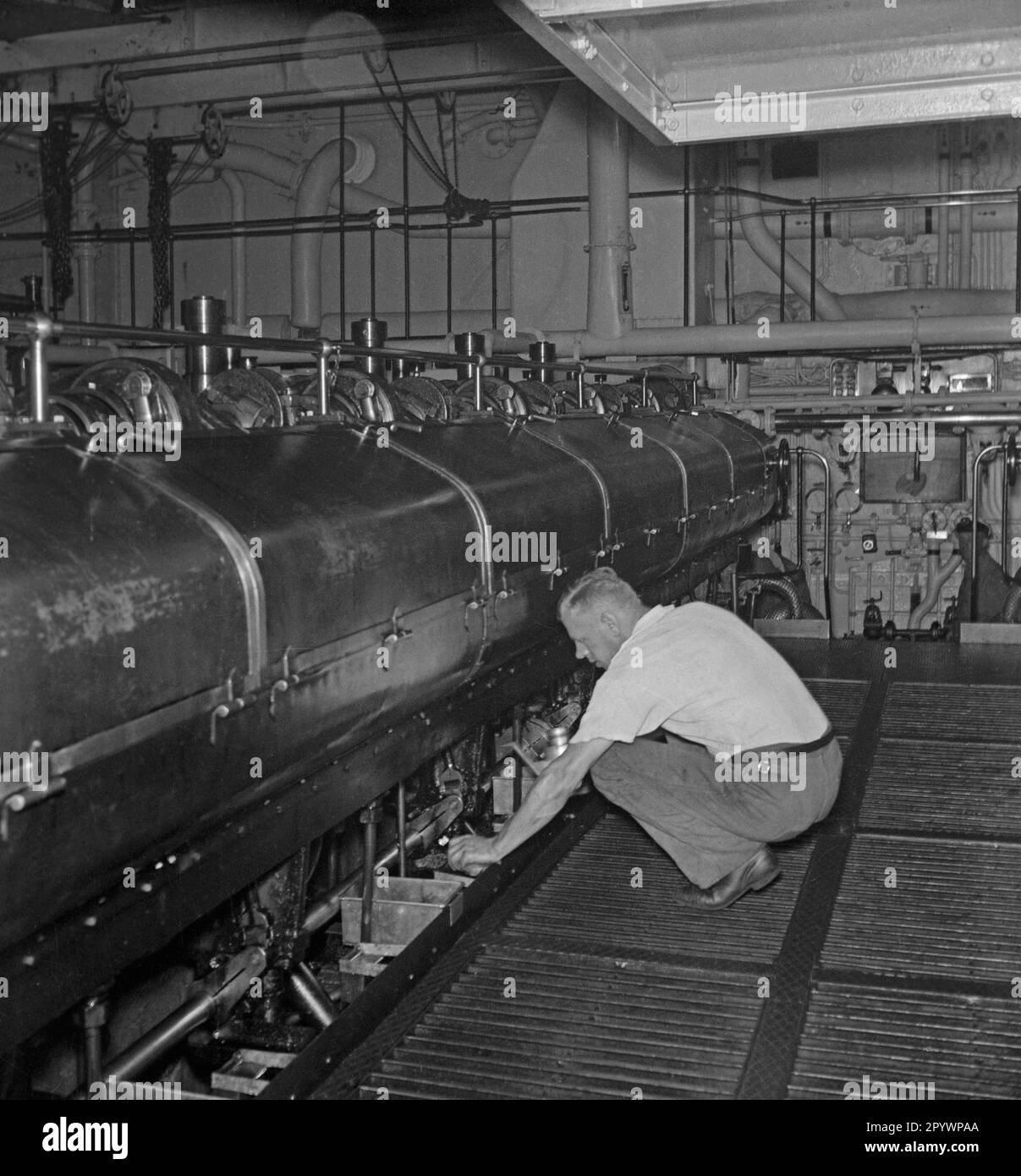 Ships steam engine room Black and White Stock Photos & Images - Alamy