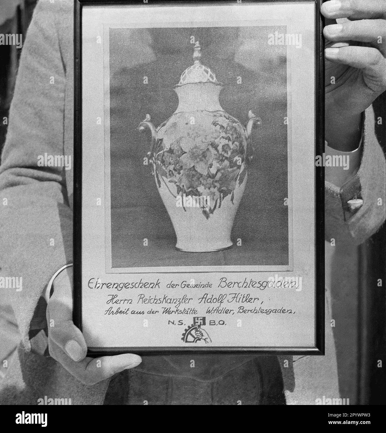 "Picture of a porcelain amphora. Below, the inscription ...