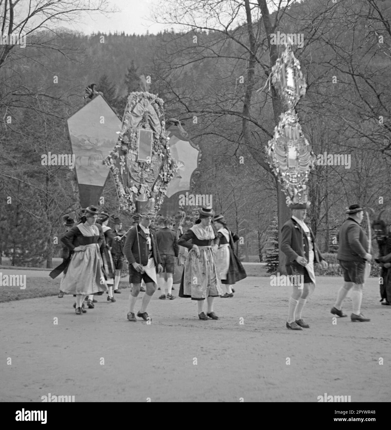 A group of dressed-up women and men dance in traditional Perchten ... A group of dressed-up women and men dance in traditional Perchten ...