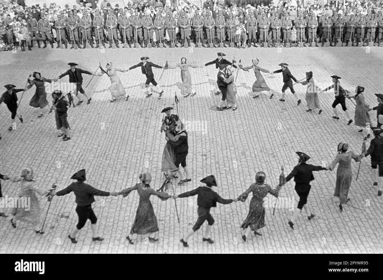 Actors in traditional costumes at the performance of the historic ...