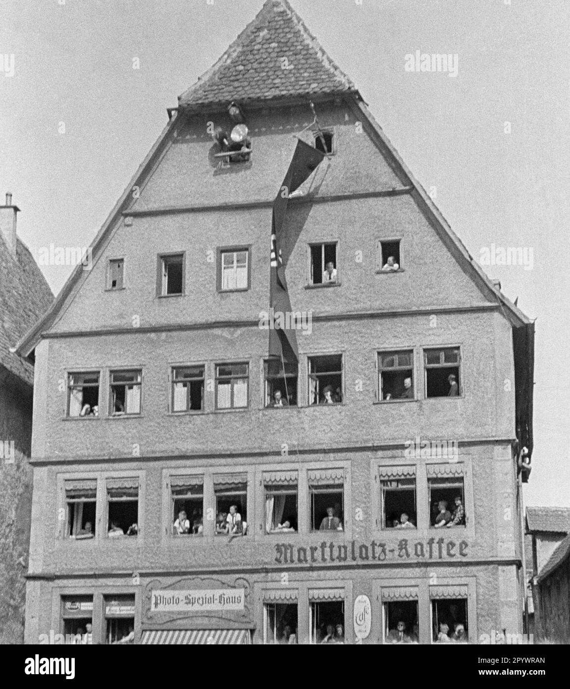 Cafe illuminates the square hi-res stock photography and images - Alamy