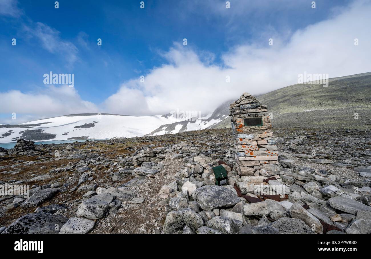 Tundra, Fjell, barren landscape, hike to Mount Snohetta, wall remains ...