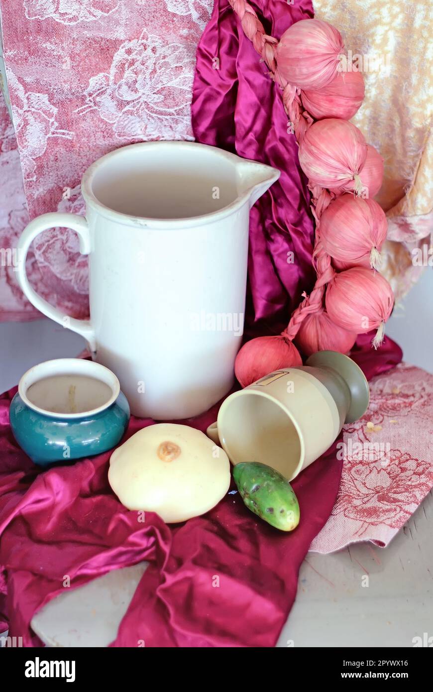Still life pink onions hi-res stock photography and images - Alamy