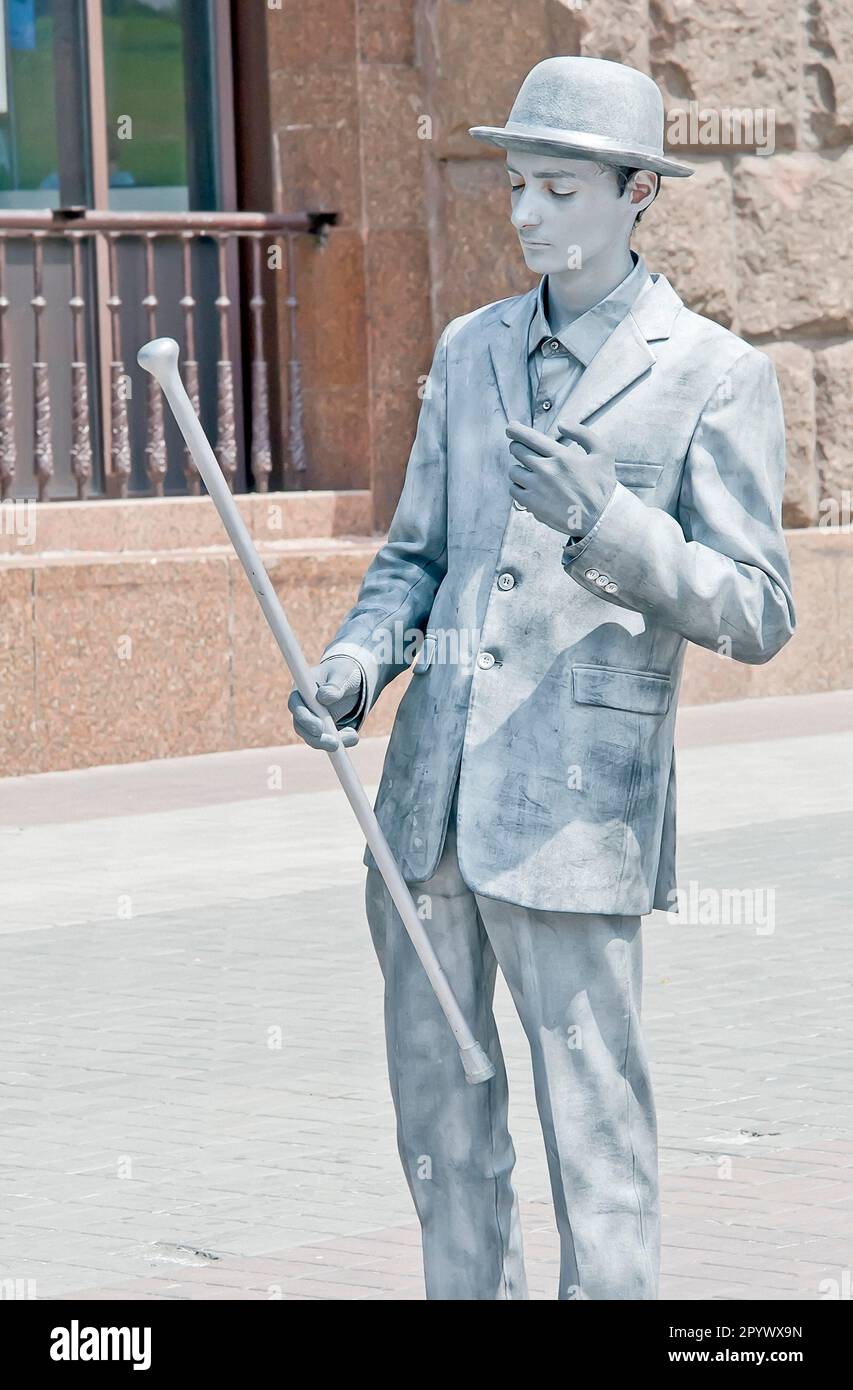 Bowler hat statue hi-res stock photography and images - Alamy