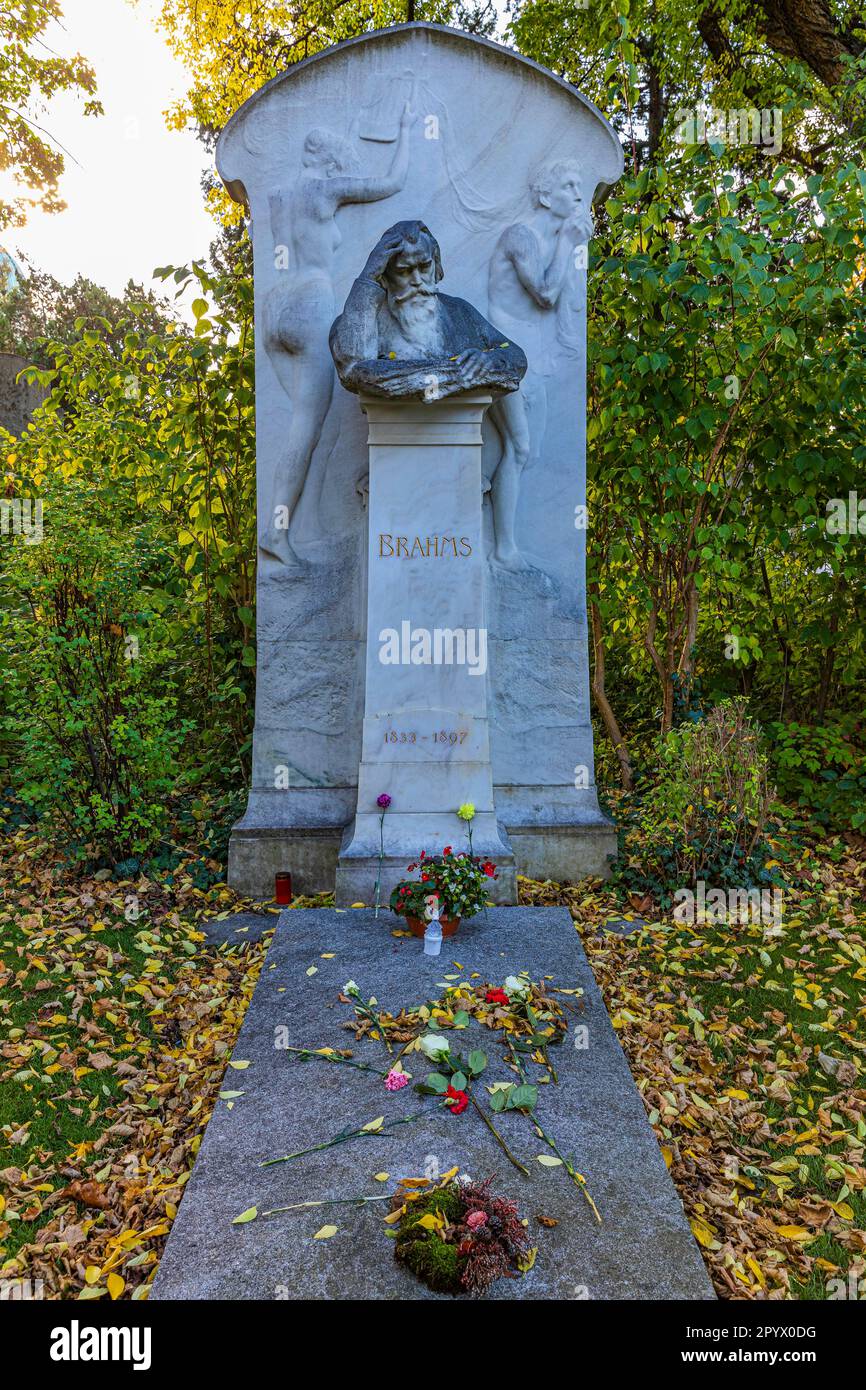 Honorary grave of the composer Brahms, Central Cemetery, Vienna ...