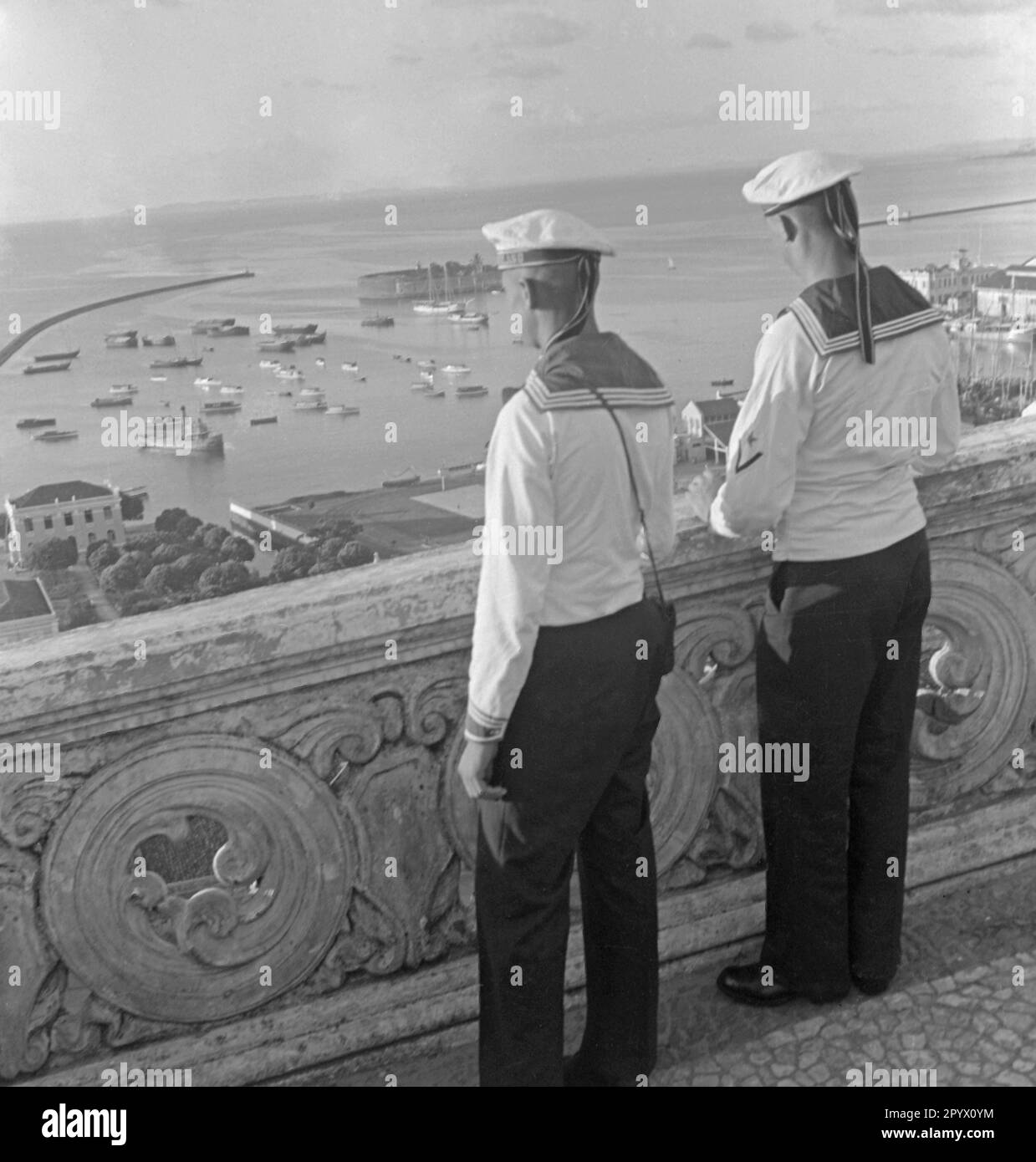 Ship railing vintage hi-res stock photography and images - Alamy