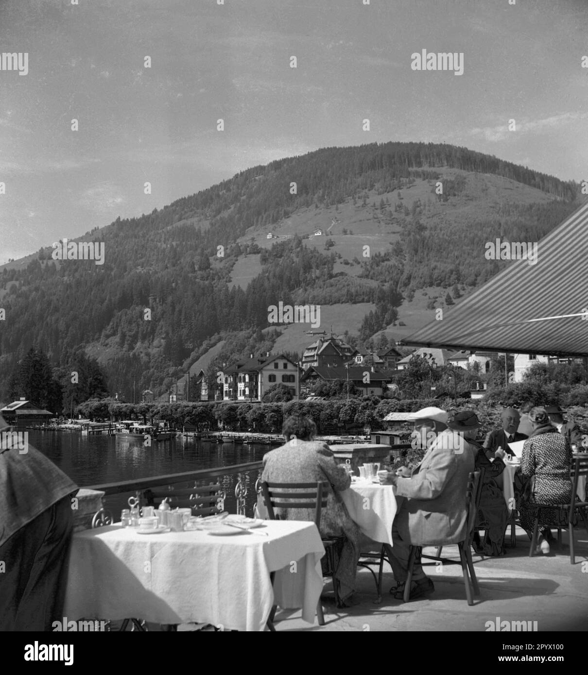 Cafe people summer Black and White Stock Photos & Images - Alamy