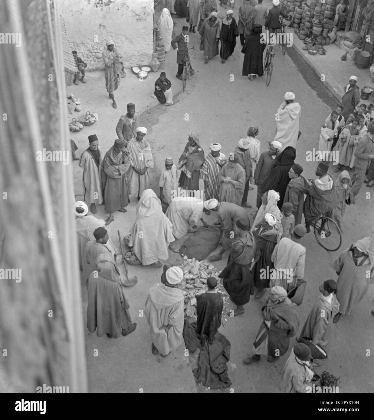 Busy market africa Black and White Stock Photos & Images - Alamy