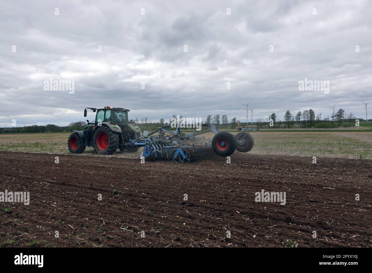 Landwirt bearbeitet ein Feld mit einer Scheibenegge, Niedersachsen ...