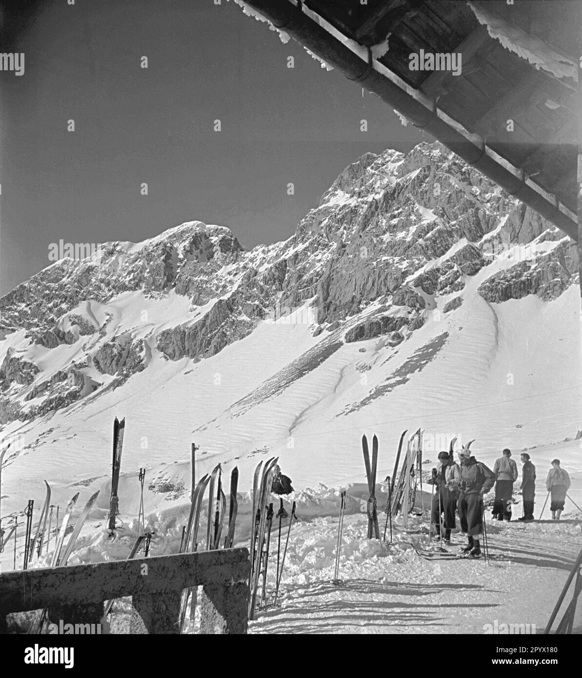 Tourists before a downhill run in the mid-1930s Stock Photo - Alamy