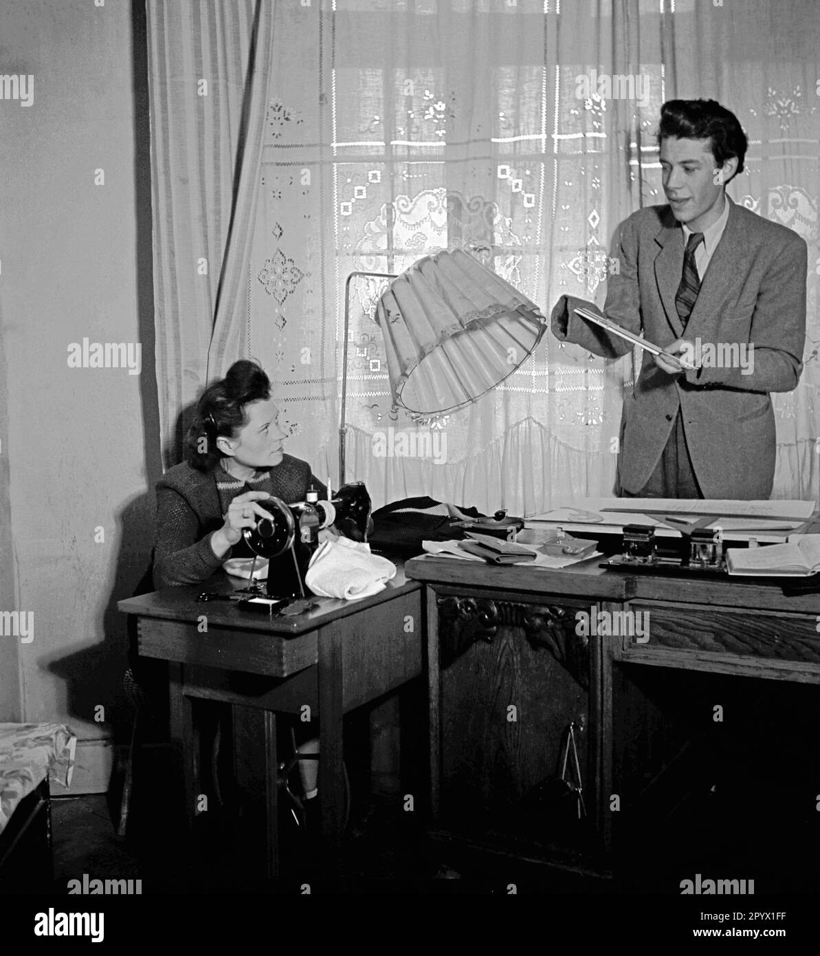 1930 sewing machine Black and White Stock Photos & Images - Alamy