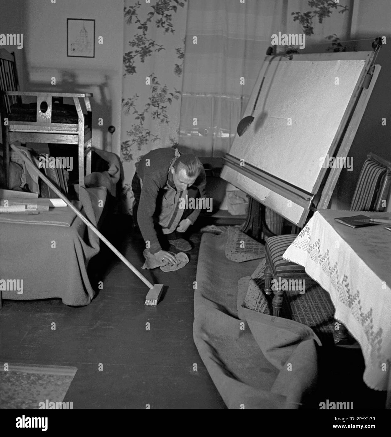Doing housework together Black and White Stock Photos & Images - Alamy