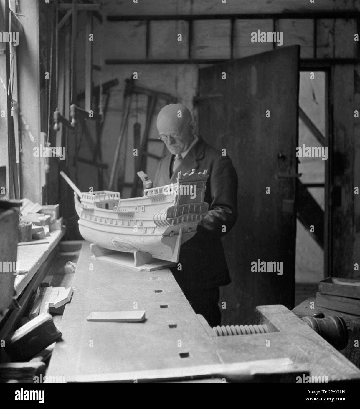 Robert Daehncke at an unfinished ship model Stock Photo - Alamy