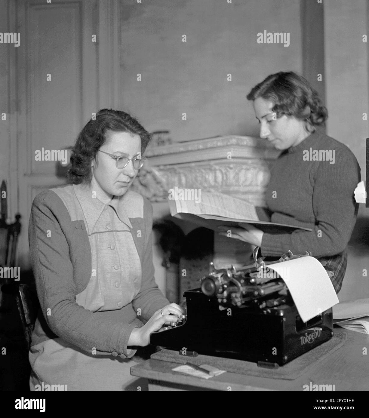 Working typewriter hi-res stock photography and images - Alamy