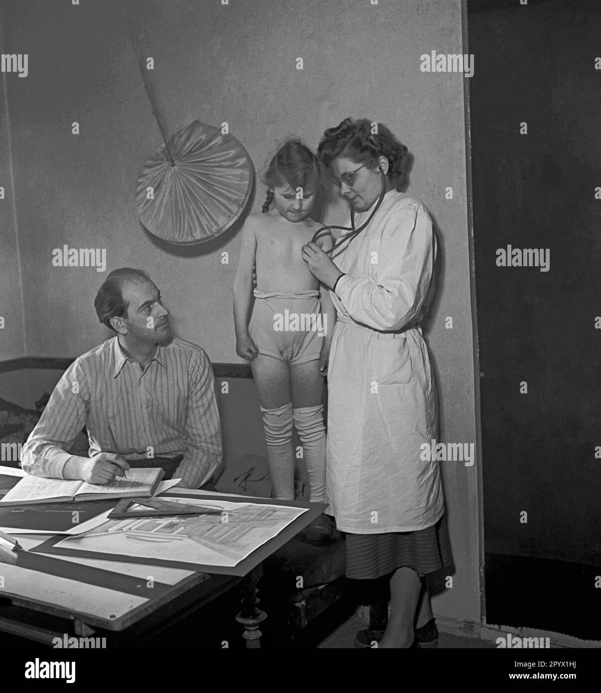 Vintage doctor child hi-res stock photography and images - Alamy