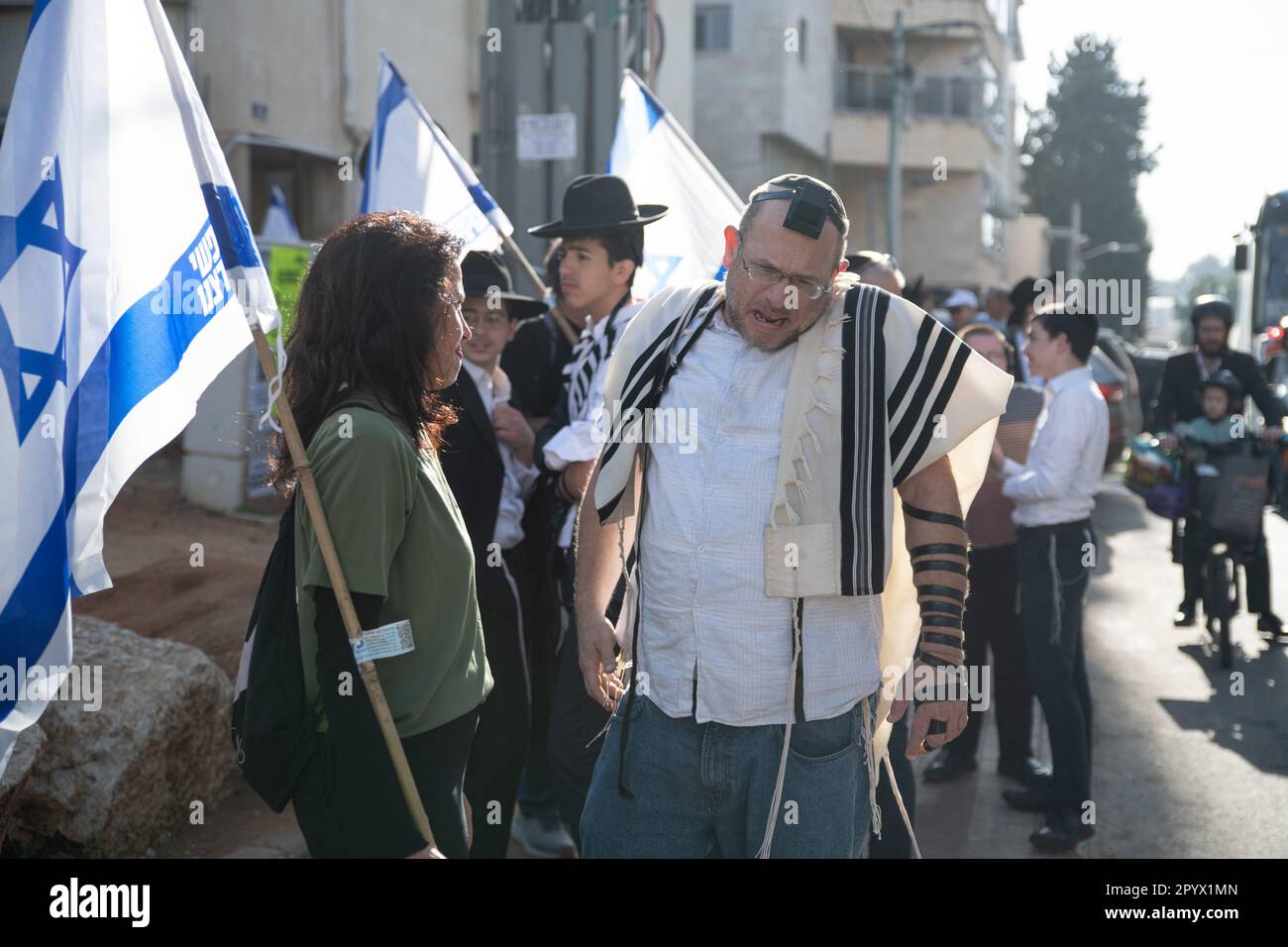 Orthodox woman tefillin hi-res stock photography and images - Alamy