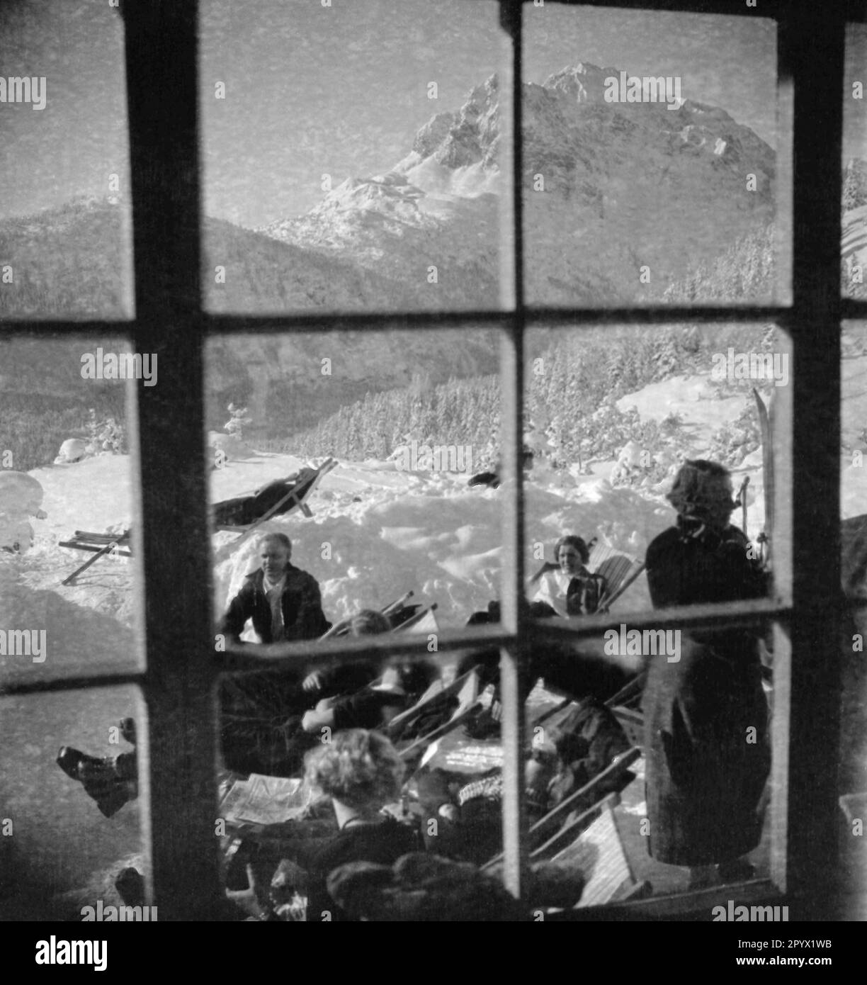 Alpine cabin Black and White Stock Photos & Images - Alamy