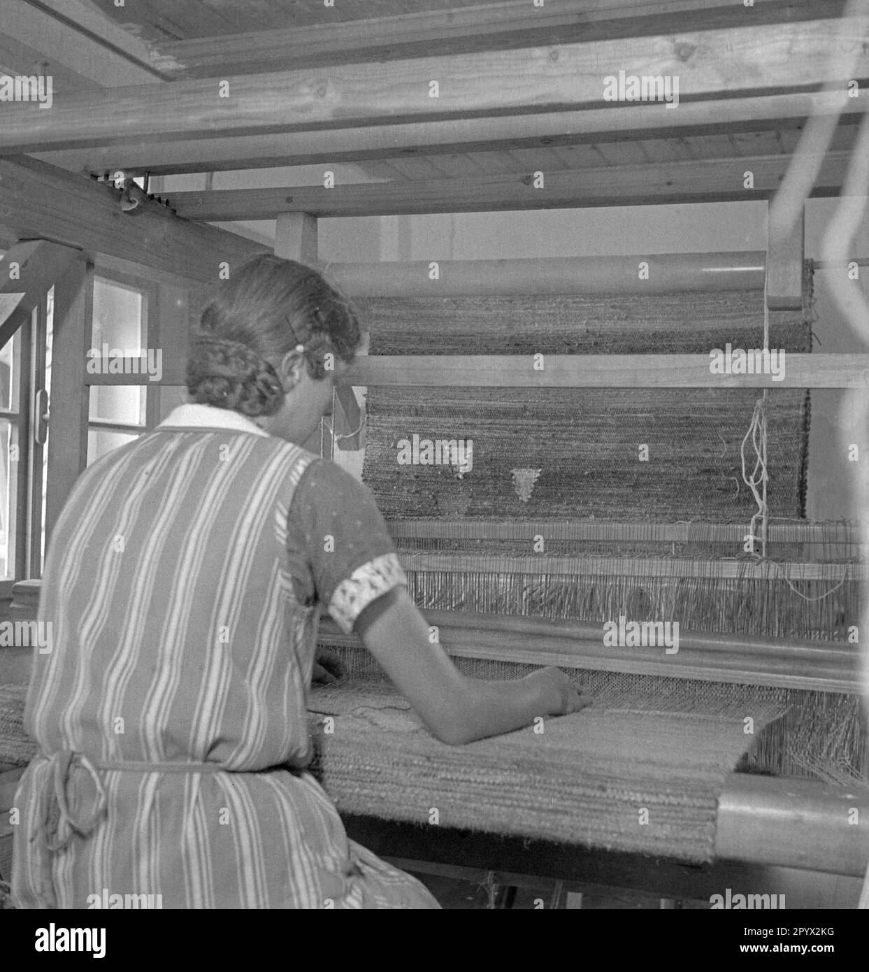 Woman weaving a loom Black and White Stock Photos & Images - Alamy