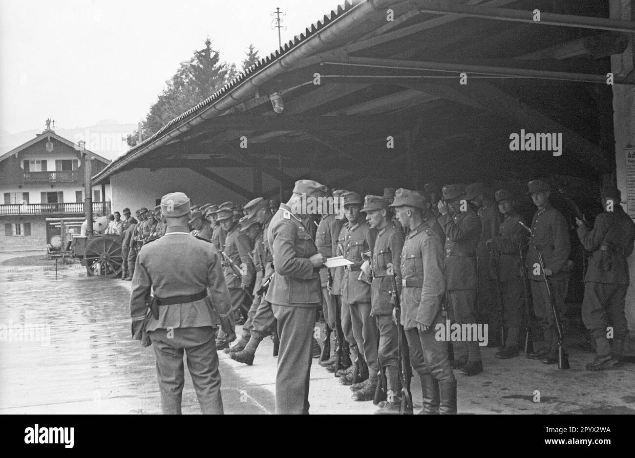 During an exercise of a Gebirgsjaegerkompanie (mountain infantry ...