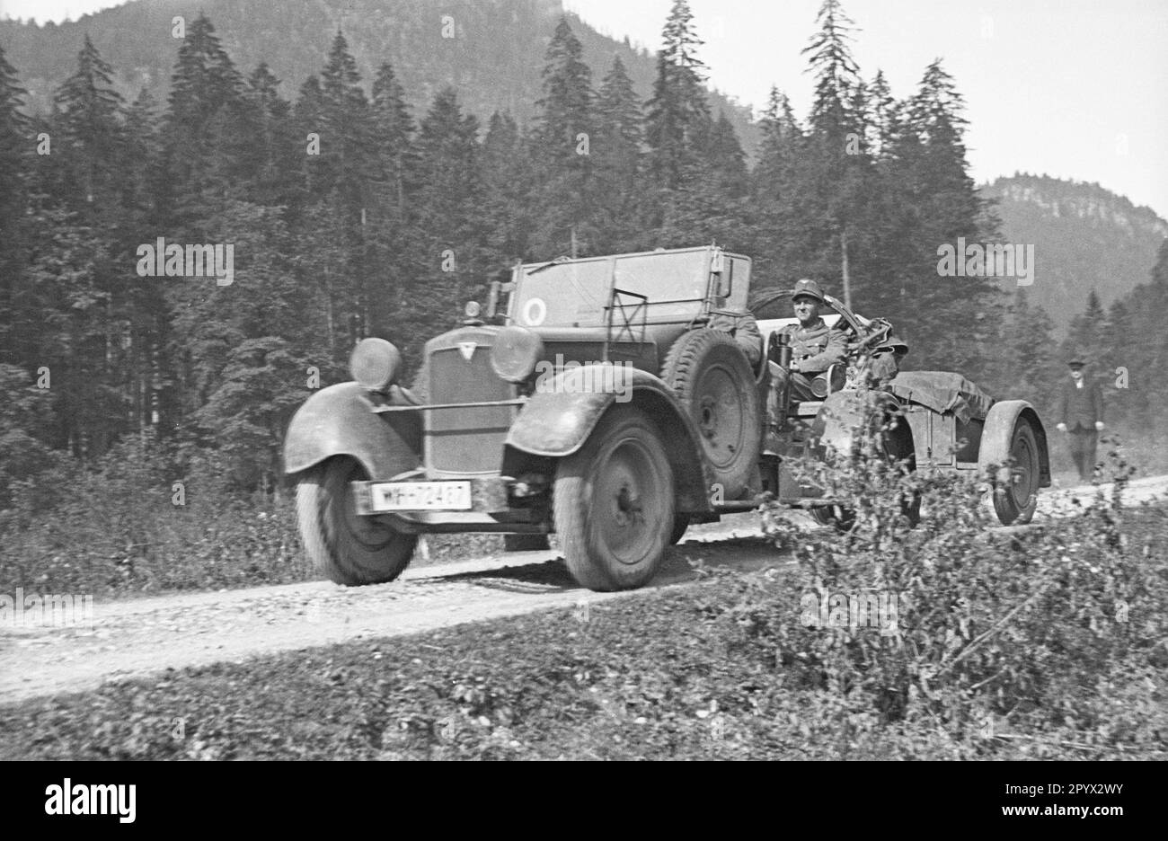 During an exercise of a Gebirgsjaegerkompanie (mountain infantry ...