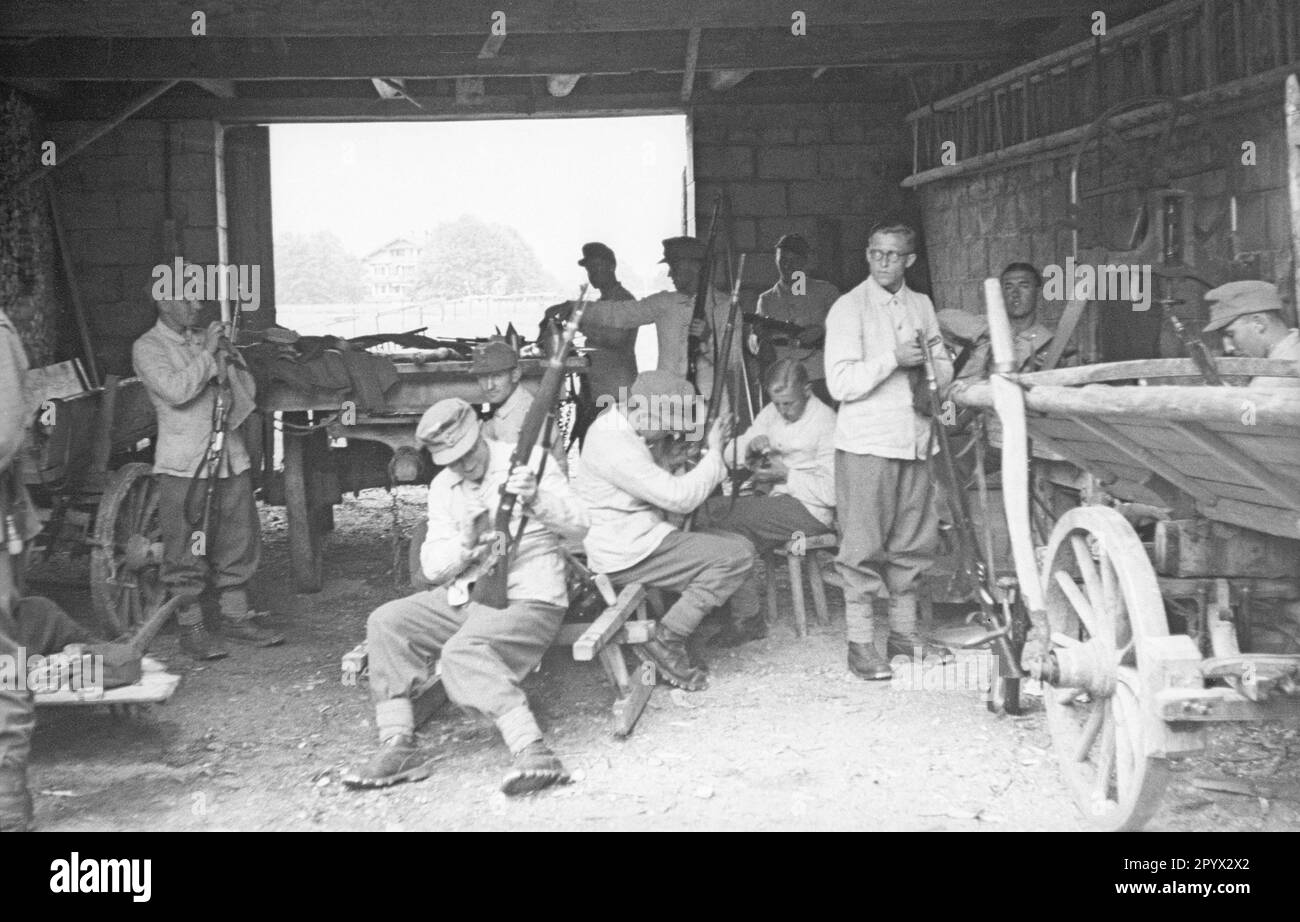 During an exercise of a Gebirgsjaegerkompanie (mountain infantry ...