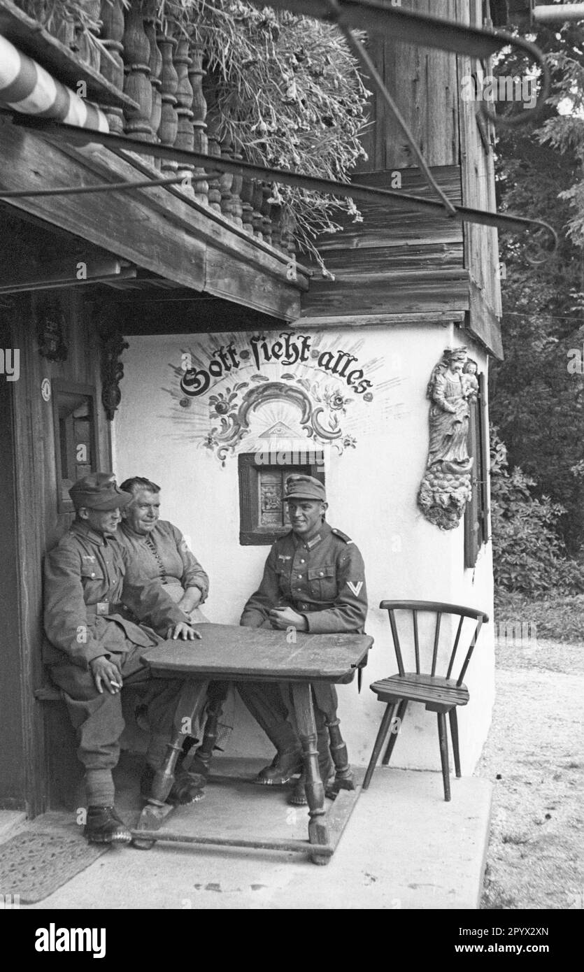 During an exercise of a Gebirgsjaegerkompanie (mountain infantry ...