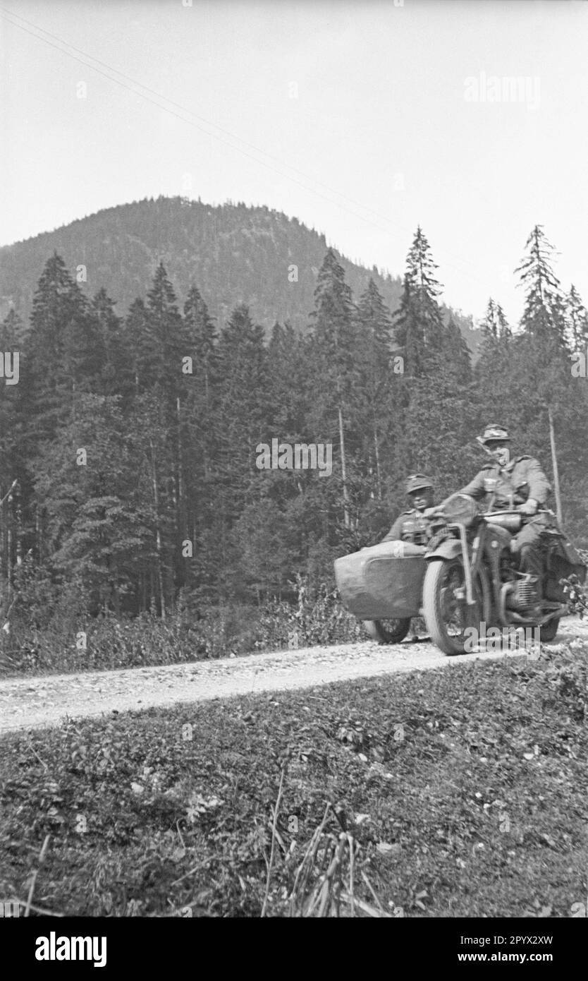 During an exercise of a Gebirgsjaegerkompanie (mountain infantry ...